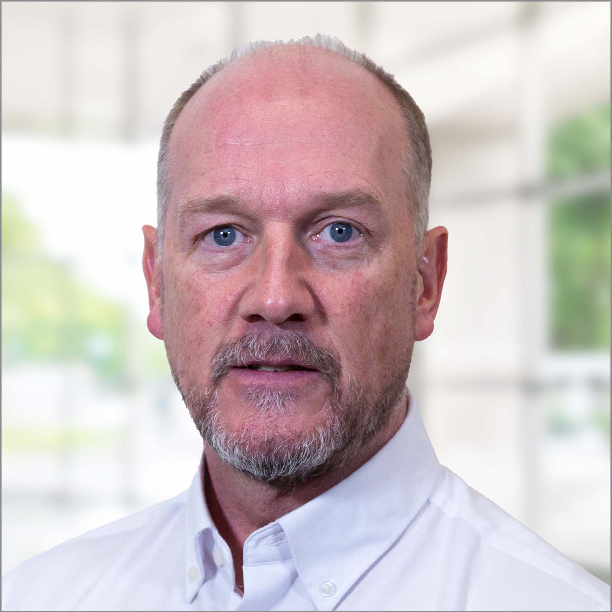 Graham Hinton_colour_with background_small_web | CNet Training